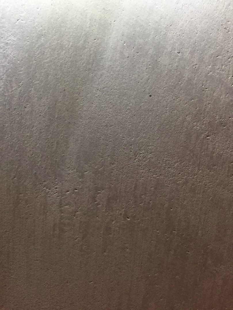 Glossy concrete wall with gradient from white to brown | Free Textures