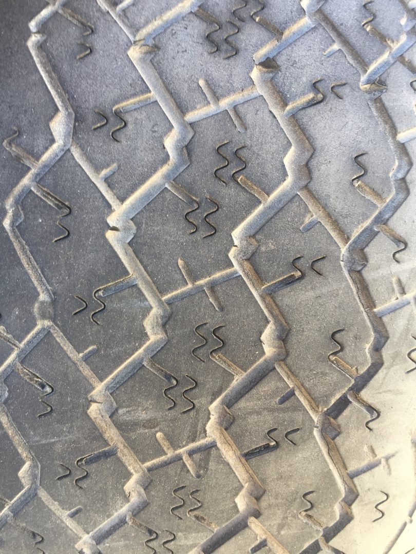 Close up of tire tread with wavy indents | Free Textures