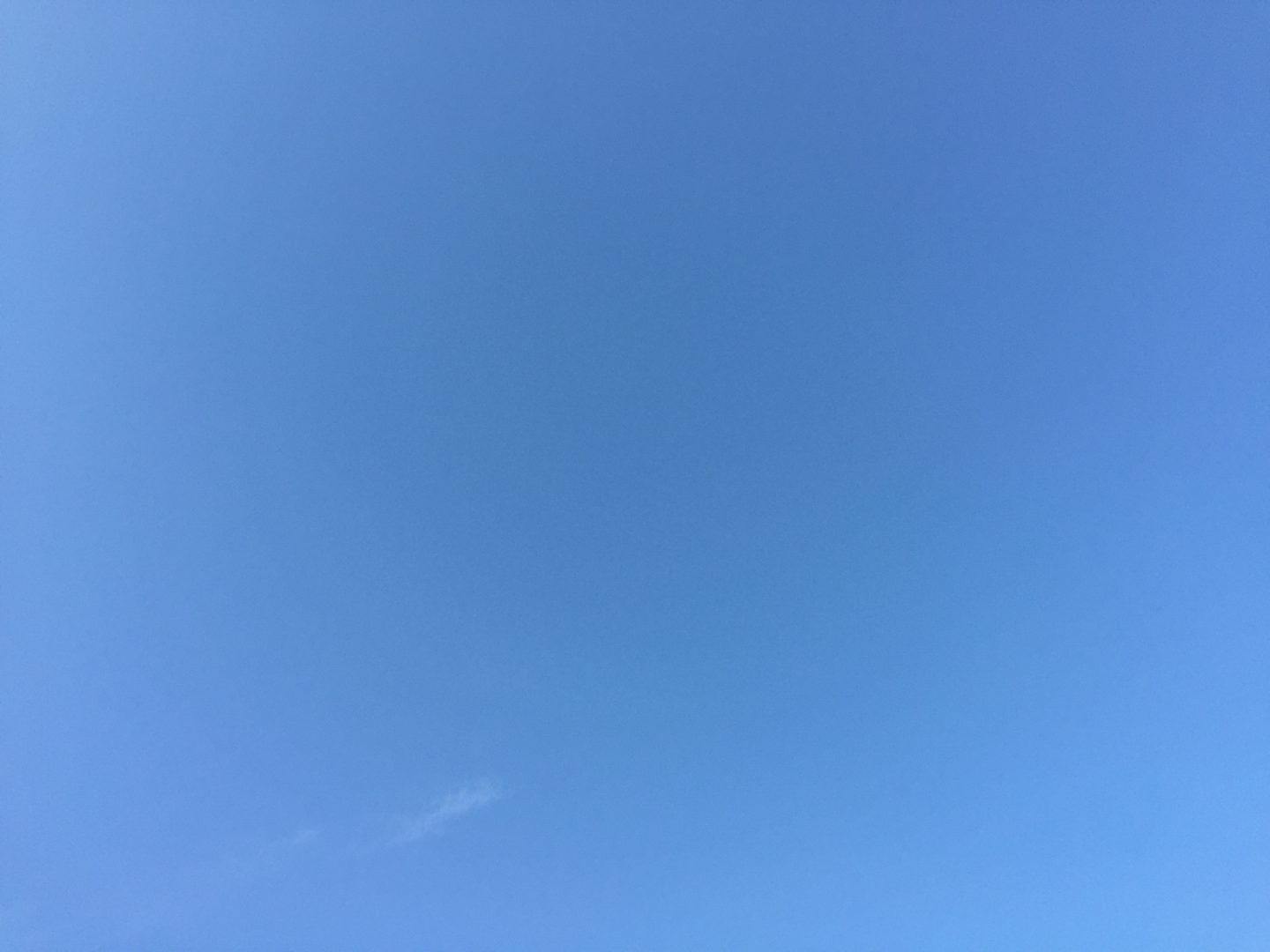 Blue sky with grain and one faint cloud | Free Textures