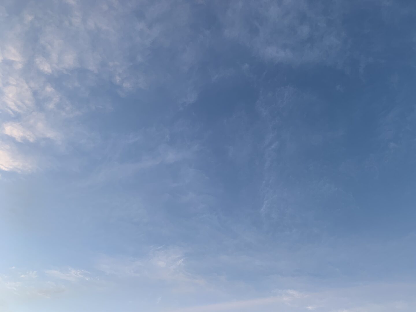 Layer of clouds over gradient of blue sky | Free Textures